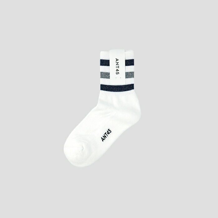 配色になった3本ラインがポイントのリブショートソックス。 ライン部分はきらめくラメ糸で仕上げ、かわらしいアクセントに。 オーガニックコットン混の素材を使用しており、底部分には程よい厚みがあります。 デニムのような深みのあるブルーがクリーンな...