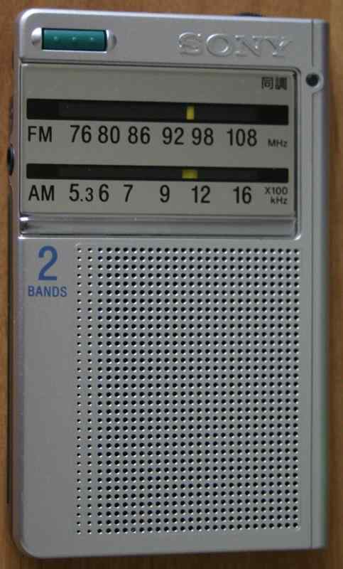 SONY FM/AMポケッタブルラジオ ICF-R46写真と同じ純正パッケージ。超薄型サイズ。LEDチューニングディスプレイ。90時間の連続受信。サイズ:55×91×12.4mm