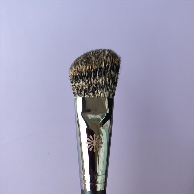 ブラシ 化粧ブラシ フェイスブラシ メイクブラシ コスメブラシ 斜めカット 動物毛 柔らかい 陰影 シェーディング フェイスライン・カテゴリ: 高光/提亮刷・套刷支数: 1支・刷毛材质: 松鼠毛・刷柄材质: 木柄・刷柄规格: 长杆・外观颜色...