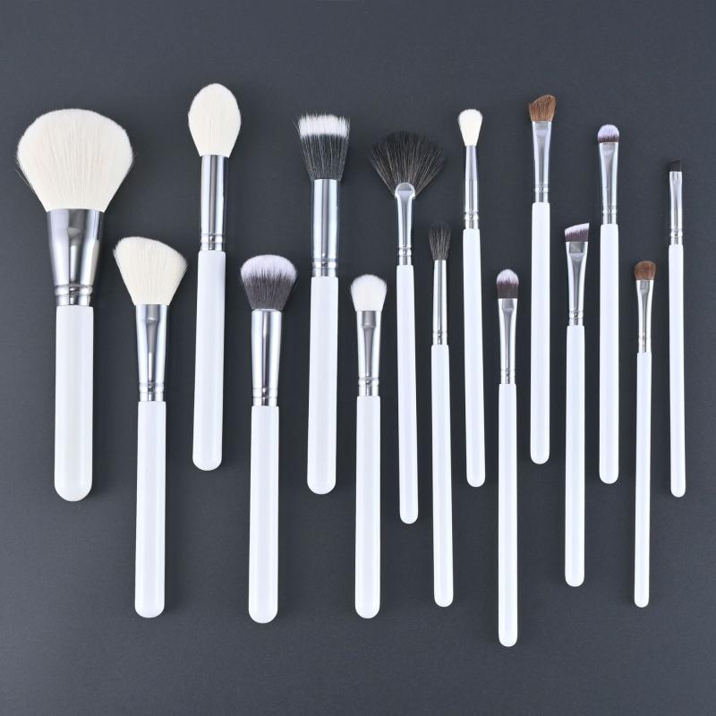 化粧ブラシ 15本セット 動物毛 メイクブラシ アイシャドウブラシ コンシーラーブラシ ハイライトブラシ 羊毛 木製ハンドル プロ仕様・カテゴリ: 化粧ブラシ, 化粧セットブラシ, パウダーブラシ・ブラシ素材: 動物毛・ブラシ本数: 15本...