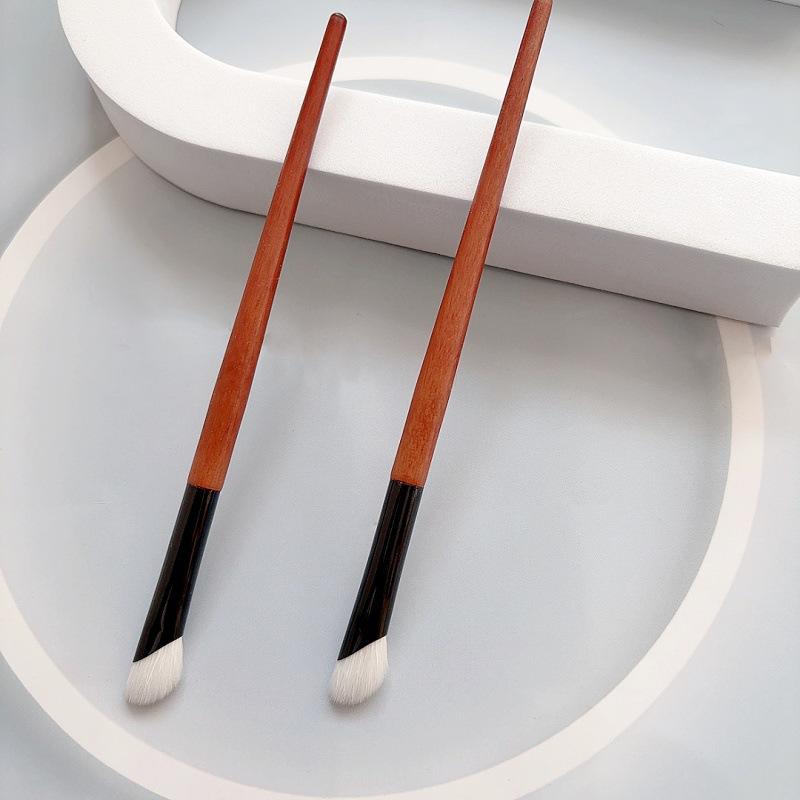 メイクブラシ フェイスブラシ シェーディングブラシ 輪郭 鼻 陰影 斜めカット 羊毛・カテゴリ: 鼻影刷・ブラシ素材: 細光鋒羊毛・柄の素材: 木・柄の仕様: 長杆・対象: 普通人群・外観色: 原木色羊毛鎌