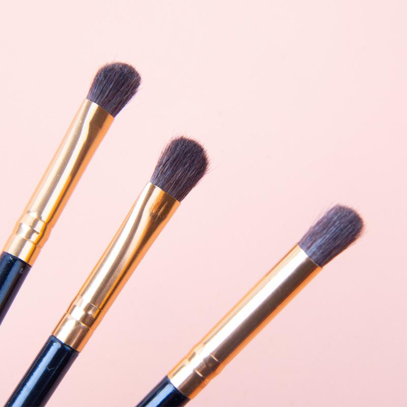 メイクブラシ 馬毛 アイシャドウブラシ 初心者 メイク道具 シングルブラシ 馬毛ブラシ 化粧ブラシ・カテゴリ: 化粧ブラシセット・ブラシ本数: 3本・ブラシ素材: 馬毛・ブラシ収納: 袋・柄の素材: プラスチック・柄の長さ: 長柄・毛の長さ...