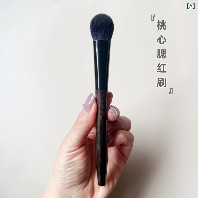 化粧ブラシ ウッドハンドル 桃型 チークブラシ ハイライトブラシ 細光鋒 羊毛・カテゴリ: チークブラシ・ブラシの数: 1本・ブラシ素材: 細光锋羊毛・産地: 沧州・仕様: 桃心チークブラシ