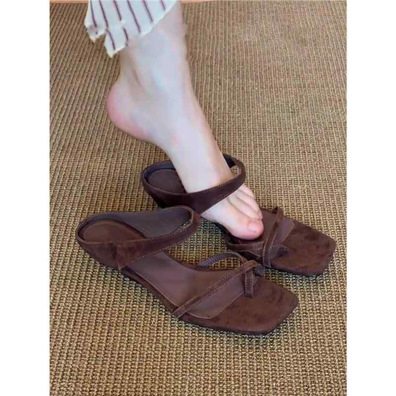 サンダル レディース 一文字 ストラップ 配裙子 チャンキーヒール スロープヒール スクエアトゥ 歩きやすい 履きやすい かわいい 法式 复古 普段使い 外履き・カテゴリ: サンダル・対象年齢: 成年・スタイル: カジュアル・流行の要素: ...