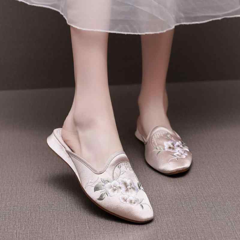 サンダル レディース 春 エスニック 刺繍 ソフト ローヒール レトロ 北京 布靴 花柄 外履き スリッパ フラットシューズ かわいい 歩きやすい 普段使い・カテゴリ: 包头・スタイル: 民族・流行要素: -・靴の素材: 綢緞・靴底の素材:...