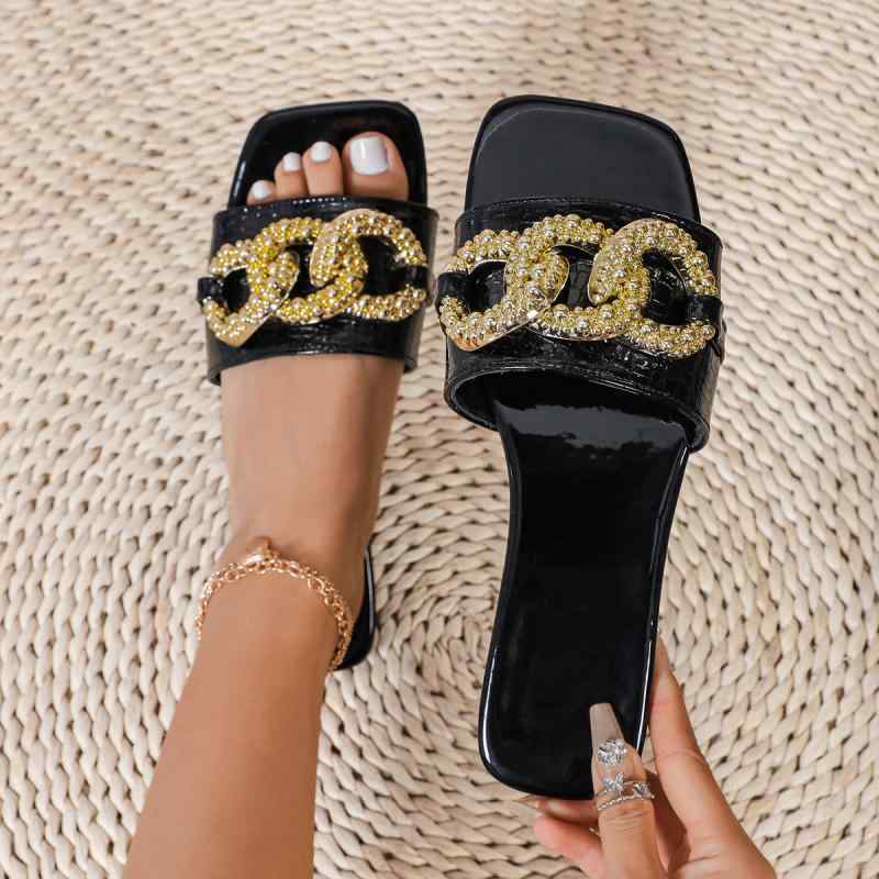 サンダル レディース 大きいサイズ メタルチェーン ぺたんこ スリッパ カジュアル ローヒール 婦人靴 普段使い・カテゴリ: サンダル・対象: 成年・・流行の要素: ラインストーン・甲材: 合成PU・靴底素材: ゴム・柄: 無地・裏地素材:...