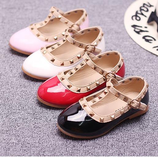 靴 キッズ 女の子 子供靴 百搭 スタッズ付き フォーマル靴 プリンセスシューズ かわいい 春秋