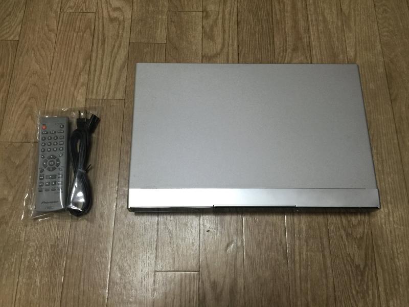 Pioneer DV-555 プログレッシブ機能搭載DVDプレーヤー対応メディア：DVD-R/-RW, カードスロット：なしLAN端子：なし, DV端子：なし, D端子(出力)：D2X1, 光D音声(出力)：1, HDMI端子(出力)：03...