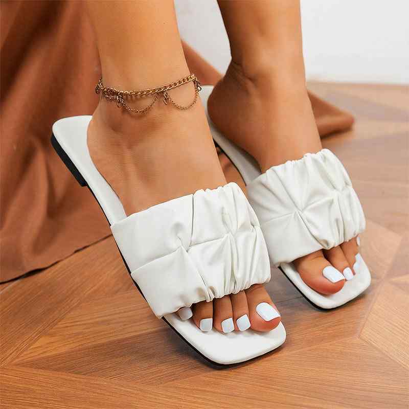 サンダル レディース ぺたんこ 韓国風 フラット スクエアトゥ しわ加工 ホワイト カジュアル つっかけ 外履き 室内履き 普段使い かわいい・カテゴリ: サンダル・対象年齢: 大人・スタイル: カジュアル・流行の要素: 189698441...