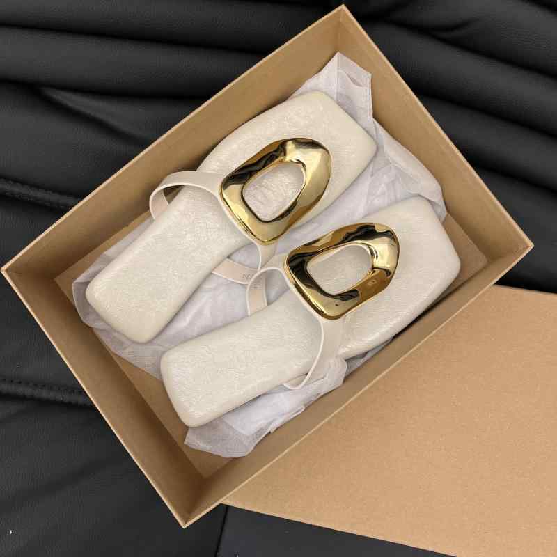 2サンダル レディース 夏 親指 フラット ローヒール 歩きやすい ぺたんこ 履きやすい トング サンダル スクエアトゥ 外履き 普段使い お洒落 かわいい メタル バックル