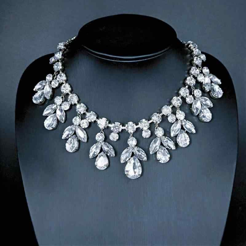 ネックレス レディース 豪華感 チョーカー ジルコニア 超キラキラ シンプル 個性的 百搭 鎖骨チェーン・材質: 銅・処理工芸: 電気メッキ・造型: 水滴形・チェーンスタイル: 常規チェーン・多層構造: 否・カラー: シルバー, ゴールド・...