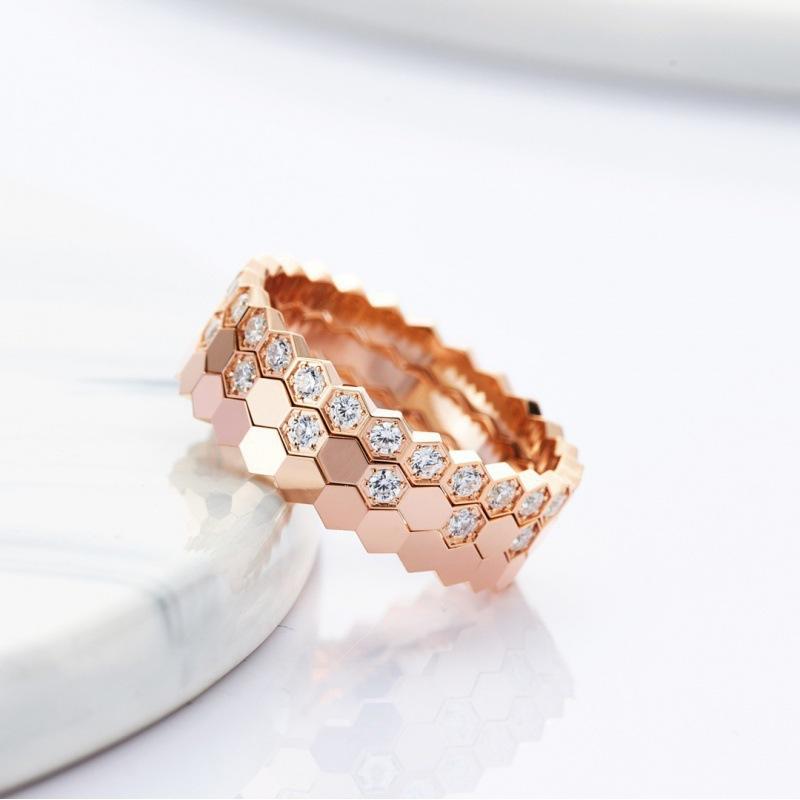 指輪 ペアリング ローズゴールド V字 18K 電気メッキ加工 ジルコニア 蜂の巣 ハニカム 構造 CNC 精密 レディース メンズ 重ね付け 高級感 ラッキーアイテム