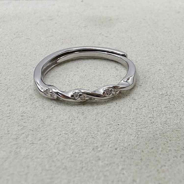 指輪 レディース シルバー925 小さめ 調整可能 高級感 ラグジュアリー ファッションリング おしゃれ かわいい エレガント 女性らしい 気品 普段使い パーティー