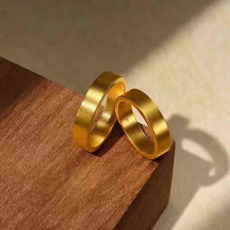 指輪 レディース メンズ ゴールド 鍍金加工 幅広リング ペアリング 結婚式 軽量 ラッキーアイテム・種類: ペアリング・素材: 真鍮メッキ・デザイン: 幾何学型・加工方法: 電気メッキ・対象: 男女兼用・カラー: 【女版】厚さ1mm/4N...