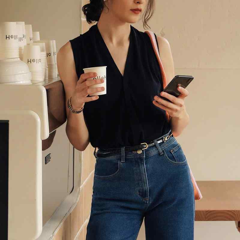 ニット レディース 豪華感 Vネック ノースリーブ トップス 薄手 レイヤード 重ね着 インナー 電気メッキ加工 ホワイト系 きれいめ かわいい・款式: 开衫・衣长: 普通款(50cm<衣长≤65cm)・领型: V字领・图案: 纯色・...
