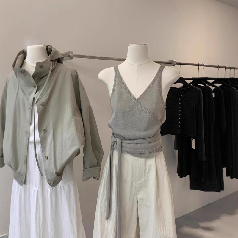 キャミソール レディース 薄手 Vネック ノースリーブ トップス 重ね着 デザイン かわいい インナー 普段使い デート 春夏・風・衣丈: 短め（40cm超50cm以下）・柄: 無地・素材: ポリエステル・主な素材: ポリエステル80-90...