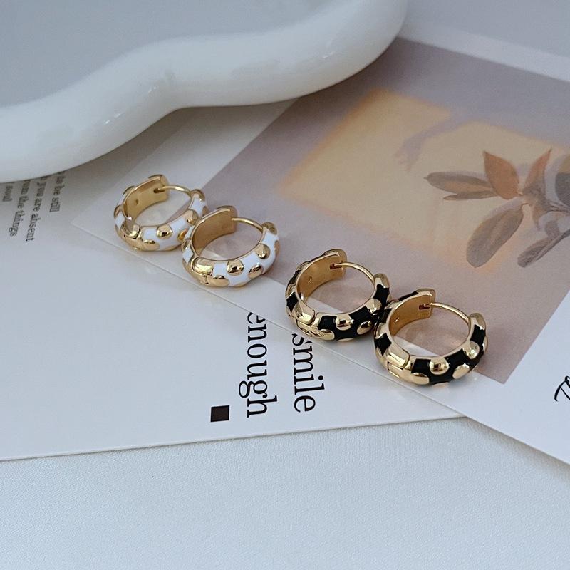 ピアス レディース 女性用 レトロ かわいい 小さめ ミニマル 彩色 エナメル メタル ドット 水玉 おしゃれ サークル ラウンド 丸型 イヤーアクセサリー ジュエリー おしゃれ ギフト プレゼント