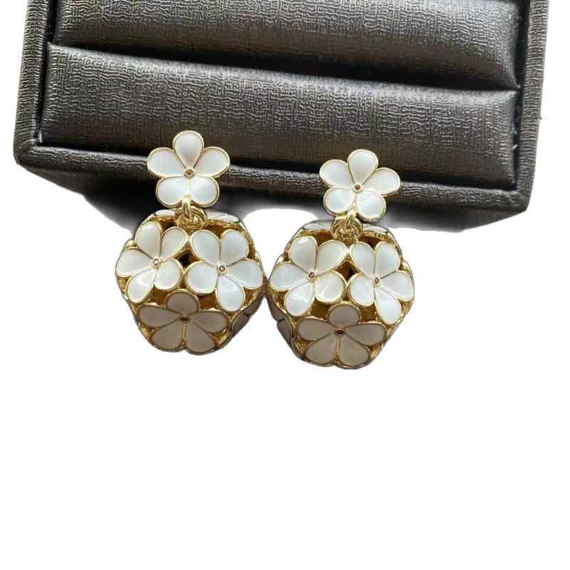 ピアス レディース ヴィンテージ 両面 小さなヒナギク 花柄 立体 くり抜き 五つ葉 フラワー アクセサリー かわいい