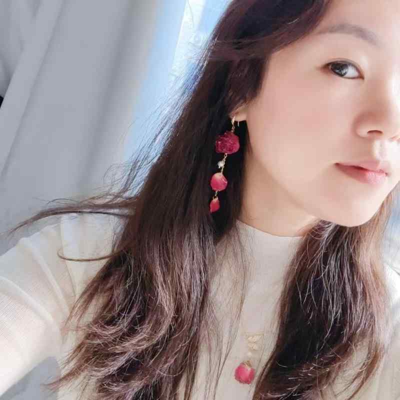 イヤリング レディース かわいい バラの花びら 手作り ロング 甘い 森ガール デザイン 個性的 揺れる アクセサリー・造型: 花卉・处理工艺: 滴胶・颜色: 三生三世【紫色】,三生三世【黄色】,三生三世【粉色】・流行元素: 玫瑰花・风格:...