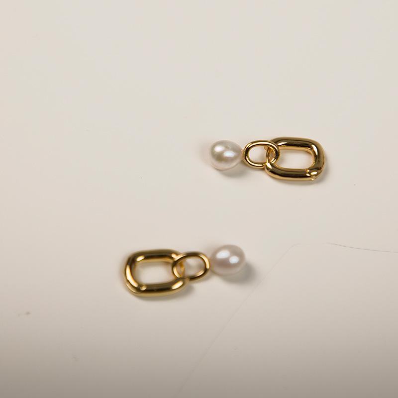 ピアス レディース 淡水パール 22k 金 シンプル デザイン メタル 小ぶり イヤリング 女性用 アクセサリー 上品 かわいい おしゃれ・素材: 銅・形状: 幾何学型・処理: 電気メッキ・カラー: 金色・純度: 22K・流行: 円形、環形...