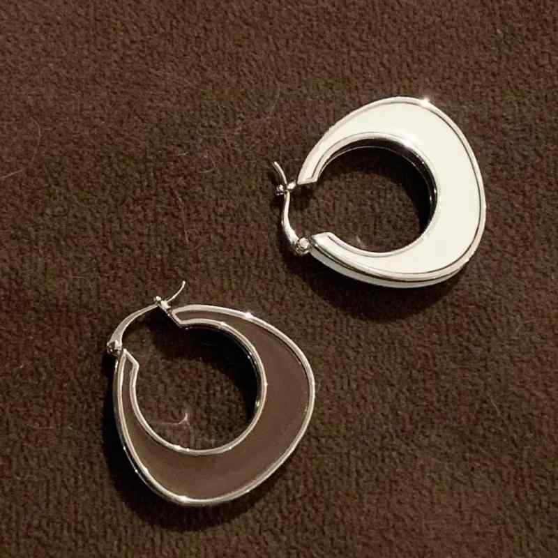 ピアス レディース 美しい エナメル イヤリング ファッション おしゃれ ダブルフェイス 高級感 トリコロール・素材: 銅・形状: U形、文字・加工技術: エナメル・カラー: ブラウン/ホワイト、レッド/ホワイト・流行の要素: 円形、三角形...