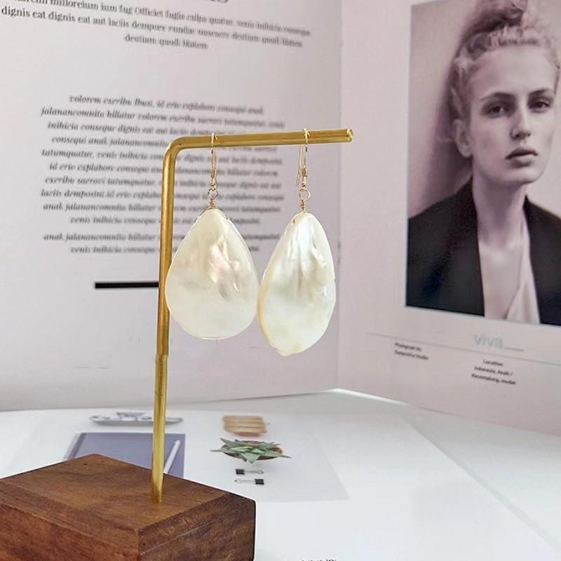 ピアス レディース 水滴 14K イヤリング 天然 白蝶貝 冷淡 接触冷感 イヤーカフ 金属アレルギー対応 ゴールド 上品 高見え 高みえ 高級感 チタン製 揺れる