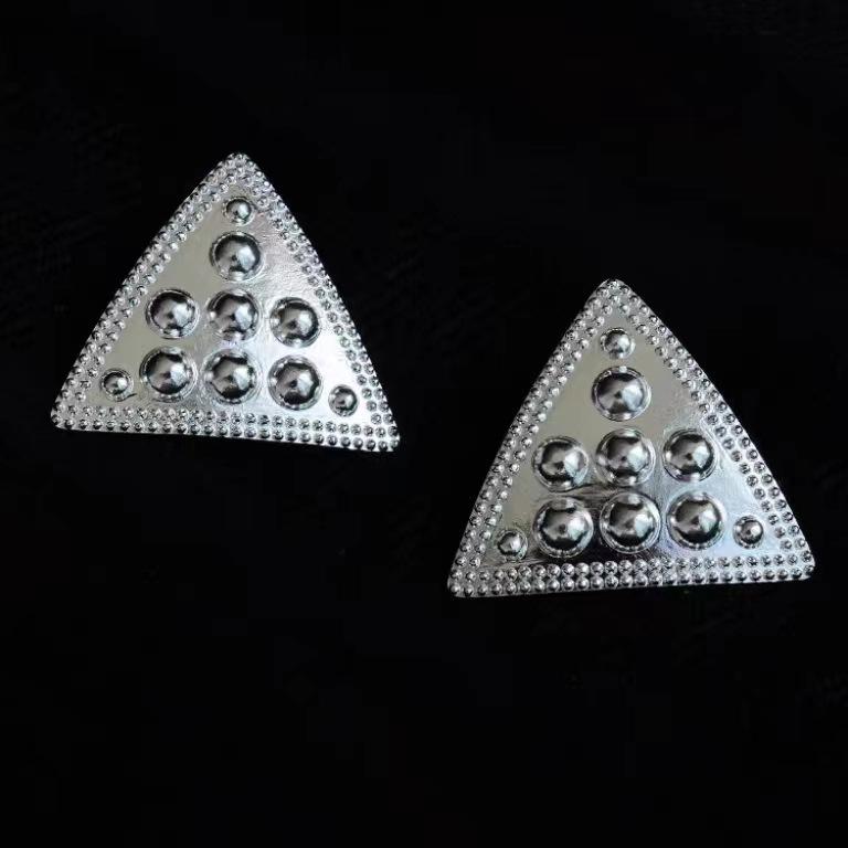 ピアス レディース トライアングル スタッドピアス リベット 幾何学模様 小さめ 立体的 軽奢 高級感 個性的