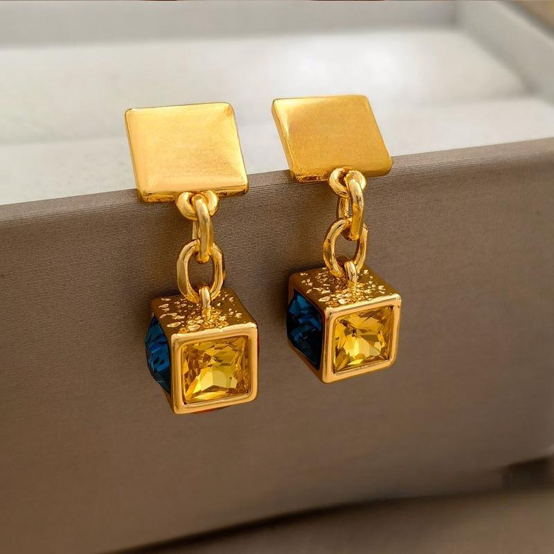 イヤリング レディース 高見え 真空保色 電気メッキ加工 18K 真鍮 ジルコニア 小さめ ゴールド・造型: 几何型・处理工艺: 镶钻・颜色: 金色・流行元素: 方块・风格: 高級感・风格分类: 时尚通勤・产品类别: 耳饰・适用人群: 男女...