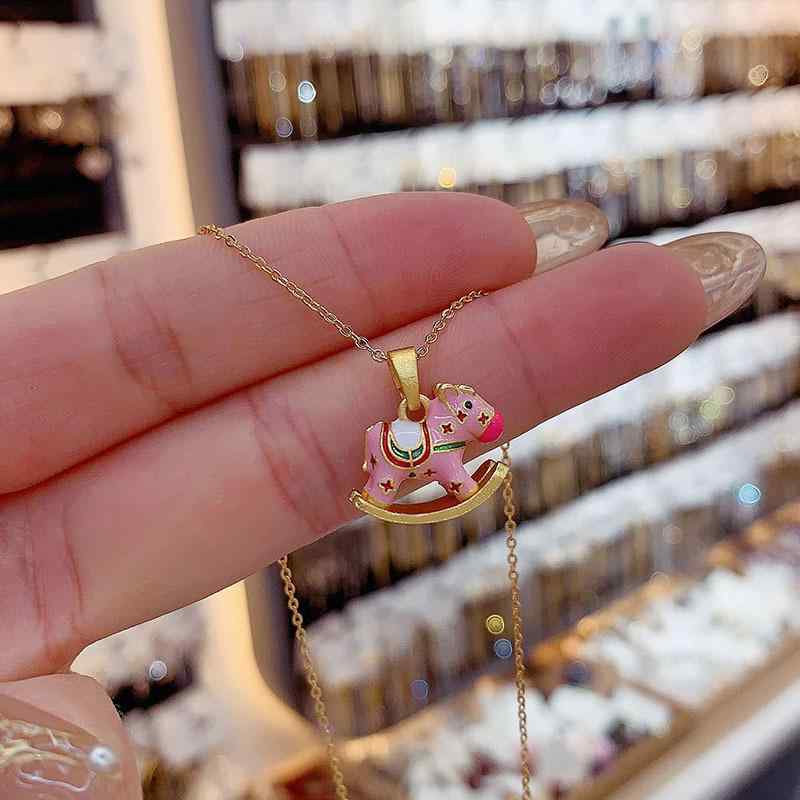 ネックレス レディース 小さめ 木馬 ペンダント エナメル 鎖骨チェーン おしゃれ かわいい デザイン ファッション アクセサリー トレンド・造型: 几何型・チェーンスタイル: 十字链・多層構造: 否・ペンダントの材質: 水钻・長さ: 41...