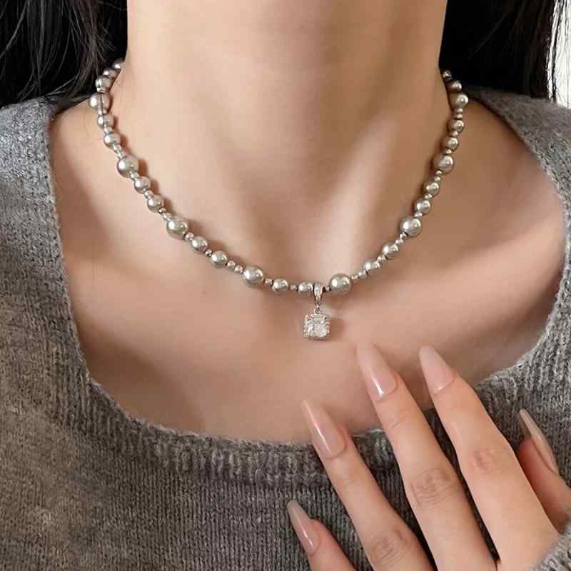 ネックレス レディース 高級感 グレー パール ジルコニア ペンダント 鎖骨チェーン シンプル アクセサリー フォーマル パーティー・素材: 銅・処理: 電気メッキ・造型: 幾何学型・チェーン: パールチェーン・多層構造: 否・ペンダント:...