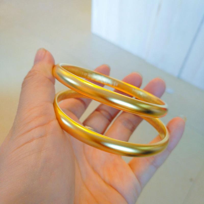 ブレスレット レディース バングル 腕輪 サンドブラスト加工 プレーティング 真鍮製 ゴールドカラー マッド 艶消し 槌目模様 ハンマー模様