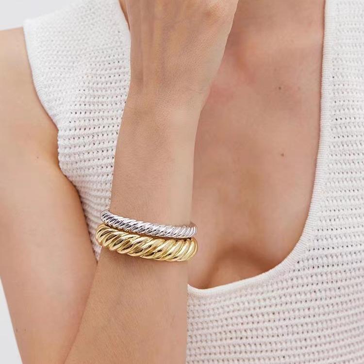 ブレスレット レディース 秋冬 リブ 高級感 高見え バングル 小さめ 細め 上品 きれいめ 手元 おしゃれ 高見え 大人かわいい・処理工芸: 研磨・色: 金色ワイド, 銀色ワイド, 金色ナロー, 銀色ナロー・流行要素: 円形・スタイル: ...