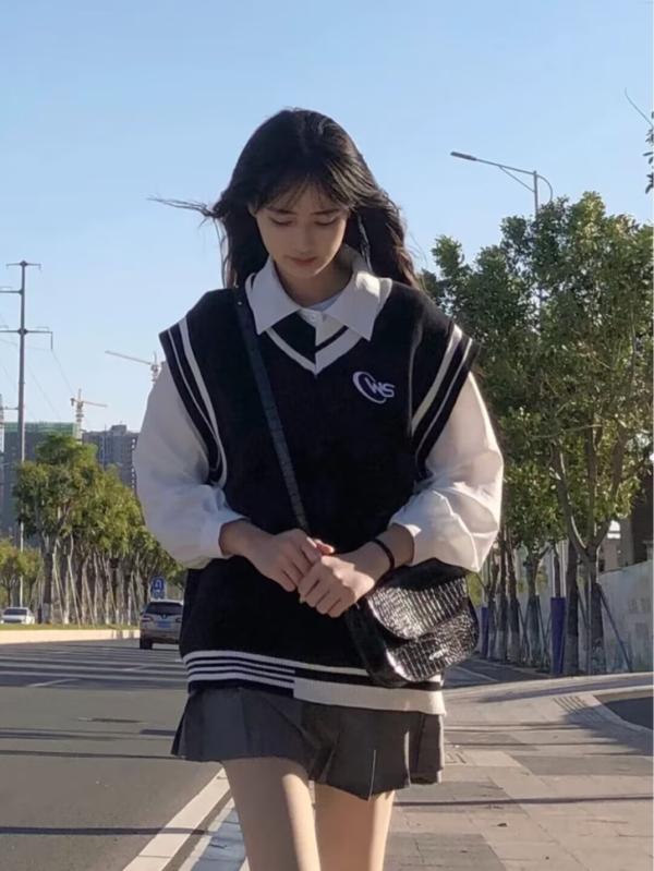 ニット レディース 秋冬 ニットベスト セットアップ ブラウス トップス 通勤 かわいい ガーリー 重ね着 レイヤード おしゃれ・货号: 852696・图案: 无地・裙长: 短款・流行元素: 纽扣、刺繡・工艺: 无・面料名称: 腈纶・主な生...