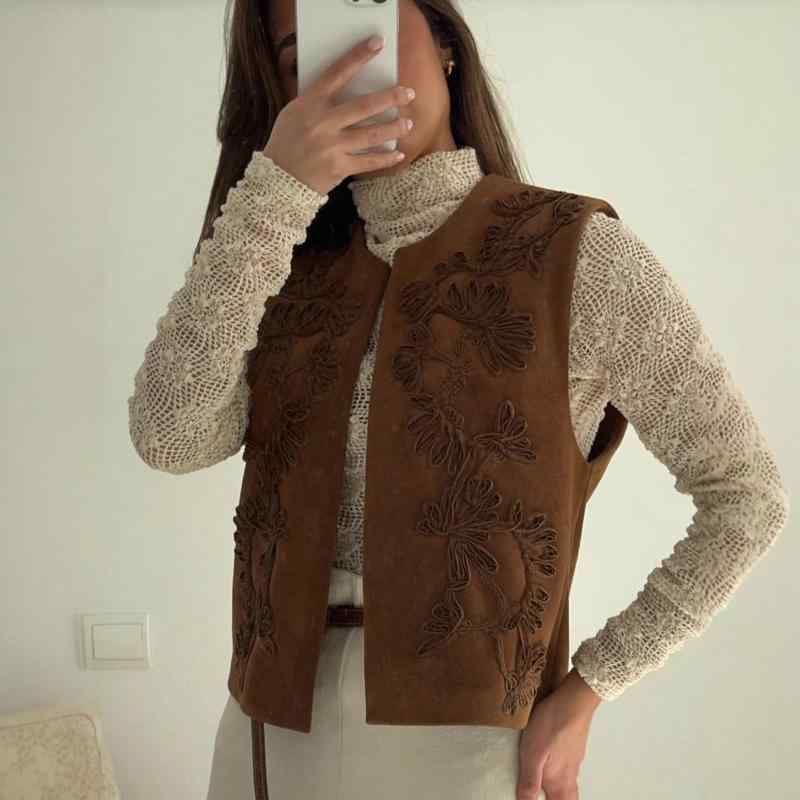 ベスト レディース 刺繡 飾 スエード調 テクスチャ効果 ノースリーブ トップス 女性用 普段使い かわいい おしゃれ チョッキ レイヤードスタイル 婦人服 重ね着 コーデ