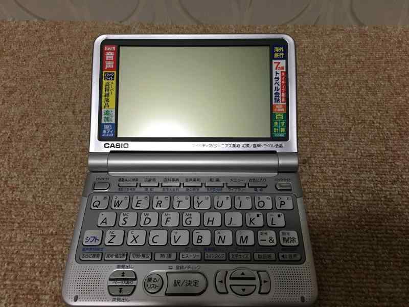 CASIO 電子辞書 Ex-word XD-ST8100 (60コンテンツ, 生活/旅行モデル, 6言語TTS/7ヶ国語トラベル会話ダブル音声対応, 百ます計算対応, バックライト付高精細液晶, トリプル追加機能搭載)画面サイズ：5型 / ...