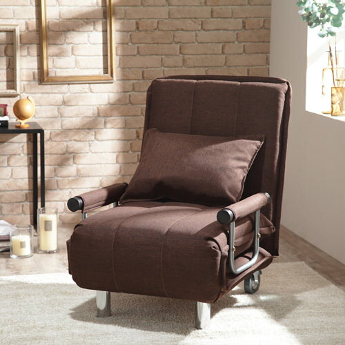 パーソナルソファでありながら、3パターンの使い方ができる、多機能な作りが特徴のソファです。座面を引き出すことでカウチ型にもベッドにもなり、ゆったりと寛ぐことから横になることまでできるようになっています。背もたれはリクライング機能付きになって...