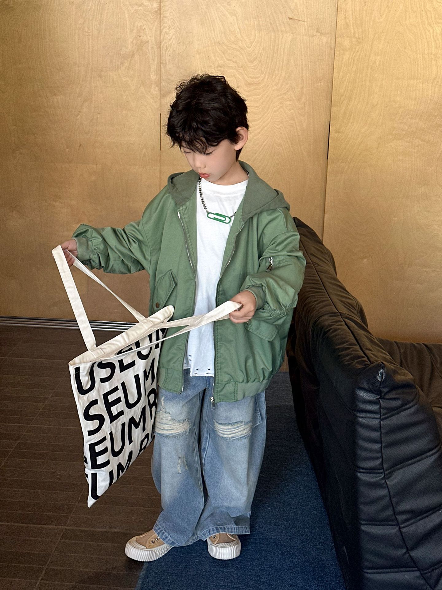 キッズダメージデニムパンツ ボーイズ 春秋 綿70％ ワイドシルエット インディゴ 100/110/120/130/140/150/160/170 ジュニアジーンズ ストリートカジュアル 通学 通園 アウトドア 遊び着 柔らかデニム 膝ダメ...