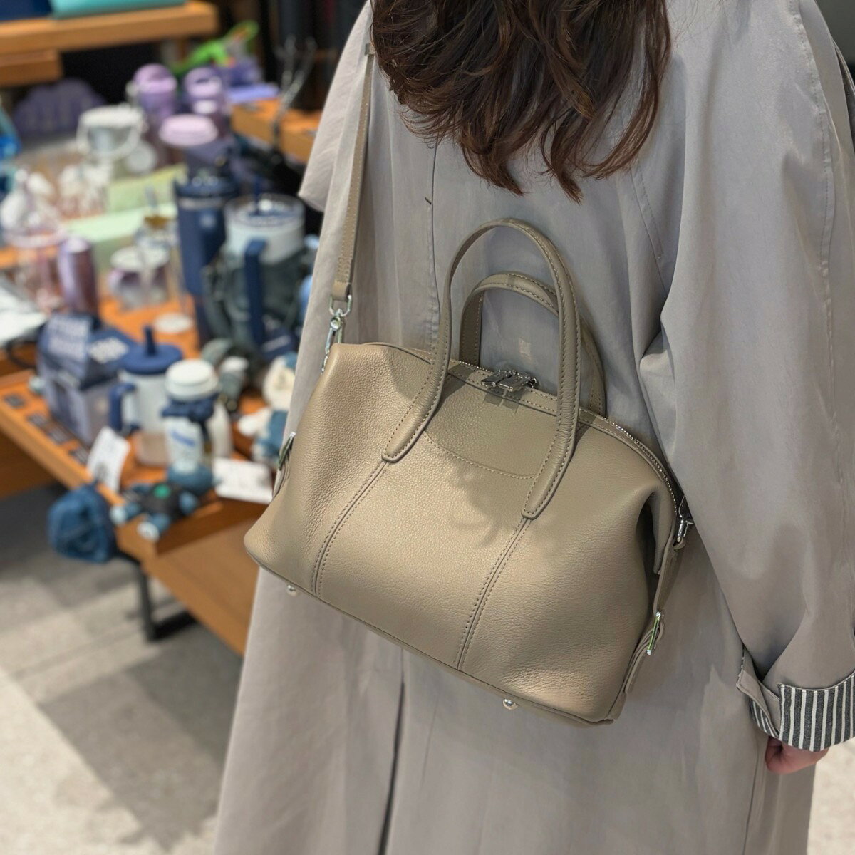 レディース本革3wayミニボストンバッグ やわらかな本革で仕立てた、レディース向けのミニボストンバッグです。すっきりとした無地デザインで、通勤から買い物、街歩きまで幅広いコーディネートに合わせやすく、毎日の持ち歩きに活躍します。 手提げ、肩...