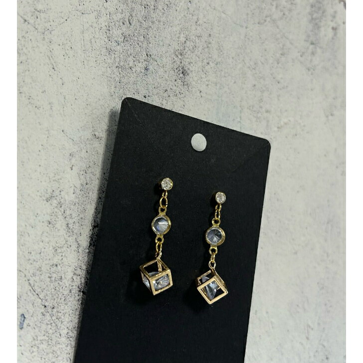 商品情報素材サージカルステンレス/ピアス/サイズ縦3.5その他商品説明注意モニター発色の具合により色合いが異なる場合がございます。ピアス アクセサリー サージカルステンレス ラインストーン　クリスタル ハンドメイド 贈答品 初めてのプレゼン...