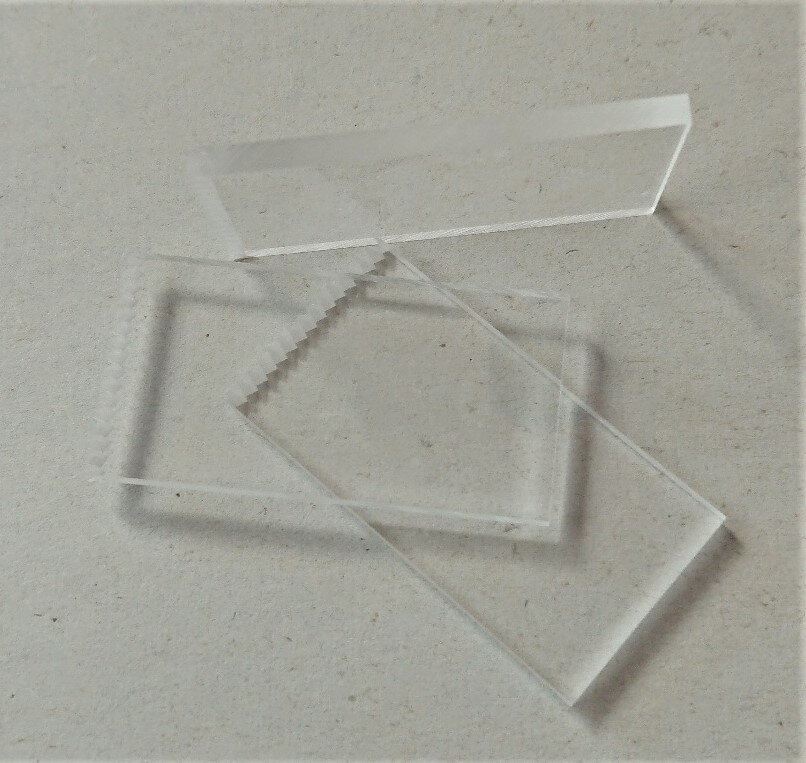14×14斜角探触子、貼り替え用アクリルシュー10 枚1組 サイズ35X18mm t2mm メール便または郵送選択で送料無料 ＊代引き便ご利用の場合、別途送料、代引き手数料が必要です。14×14斜角探触子用アクリルシューギザギザ 全国送料無...