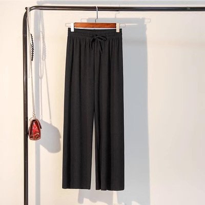 シンプルでありながら、抜け感とこなれたスタイルを演出する一枚。ワイドパンツの快適さと、ハイウエストのデザインが女性らしさを引き立てます。薄手の生地が春夏のシーズンに最適で、カジュアルながらもおしゃれでかっこいい雰囲気を醸し出します。無地のシ...