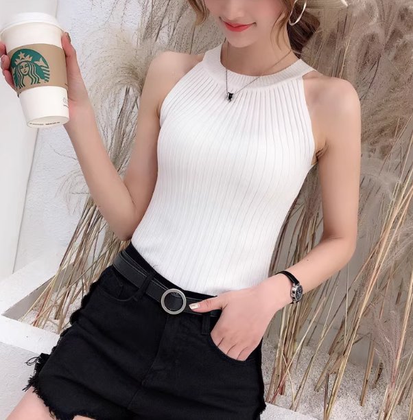 カジュアルなコーディネートにぴったりなトップスが登場しました！シンプルでありながらもフェミニンなデザインが魅力です。薄手のリブニット素材で、伸縮性もあるため、体にフィットして快適な着心地を実現しています。オフィスやデート、お出かけなど、様々...
