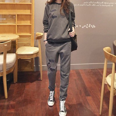 メンズライクな雰囲気が魅力の2点セットセットアップが登場しました！トップスはラウンドネックの長袖プルオーバーで、スエット素材が程よくゆとりがあるシルエットを演出します。そして、ロングパンツはウエストにゴムが入っており、脚長効果も期待できるデ...