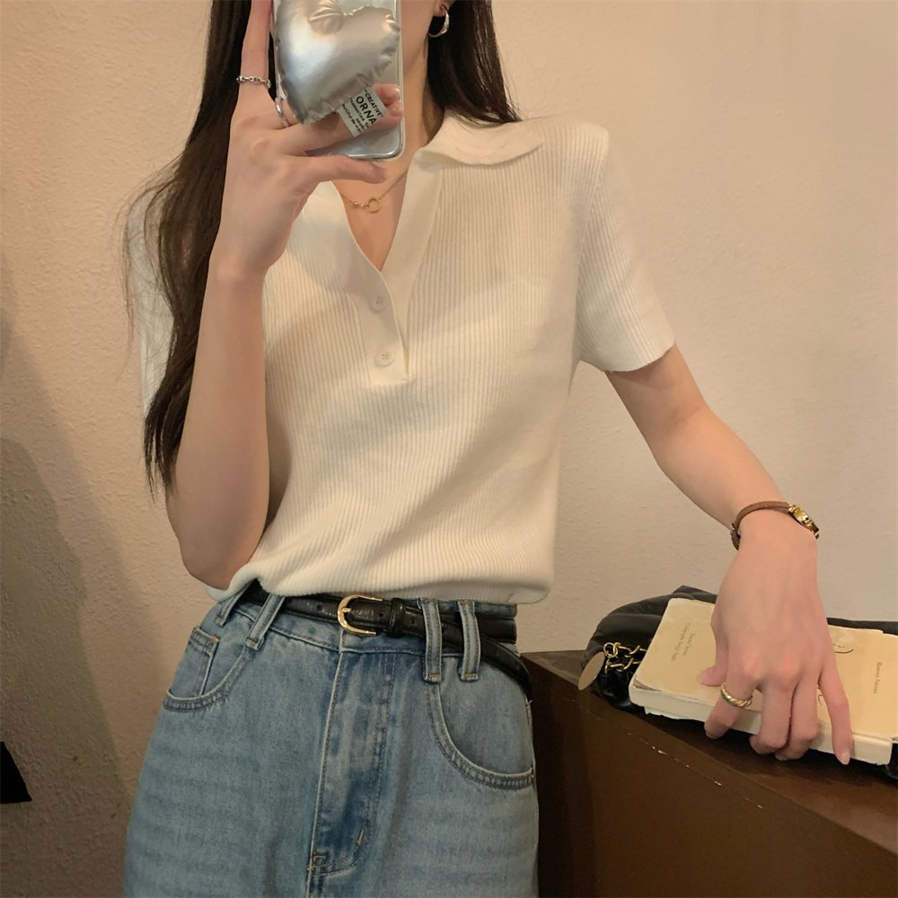 カジュアルな中にもきれいめな印象を与えるトップスが登場しました！このポロカラーの半袖トップスは、大人可愛い雰囲気で着こなしを引き締めてくれます。普段使いやオフィスコーデにもピッタリなシンプルなデザインで、様々なシーンで活躍してくれること間違...