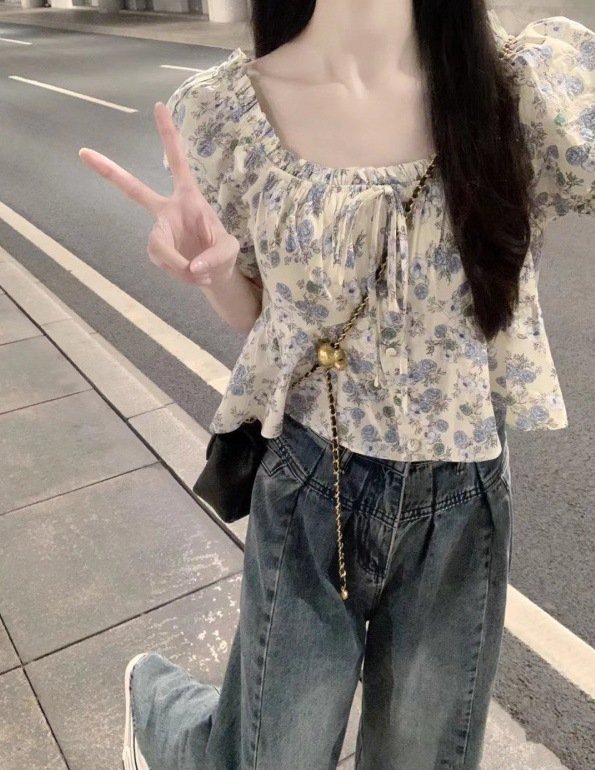 このレディーストップスは、ボリューム袖が特徴的で、女性らしさを引き立てます。透け感のある素材と華やかな花柄デザインが、春夏の季節にぴったり。大人可愛い雰囲気で、デートや女子会、さらにはオフィスでも着用しやすい一枚です。色展開 花柄サイズ S...