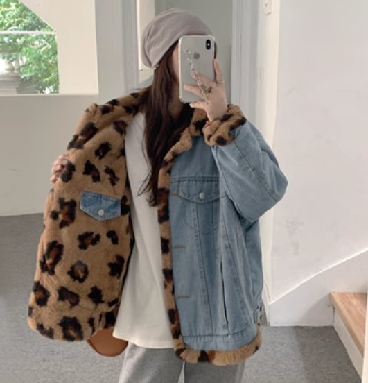 このジャケットはデニムとふわふわ素材の、リバーシブルデザインが特徴です。カジュアルなスタイルから、おしゃれで個性的なコーディネートまで、幅広いシーンで活躍します。ワイドなシルエットとヒョウ柄が存在感を引き立てます。体型をカバーするため、普段...