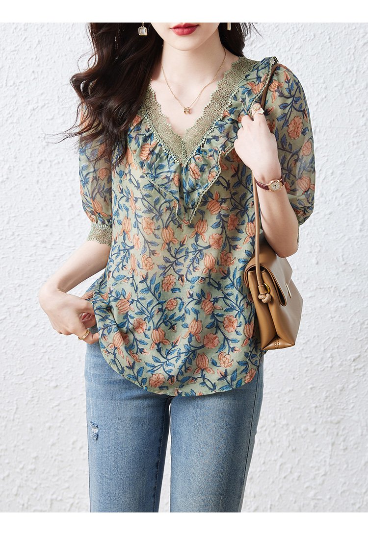 エレガントなデザインのレディーストップス、半袖Vネックフレアシャツ。上品で大人可愛いレース素材と華やかな花柄が特徴です。洗練されたスタイルで、通勤やデート、休日のお出かけにもぴったり。軽やかな着心地で、ロングシーズン楽しめる一枚です。かっこ...