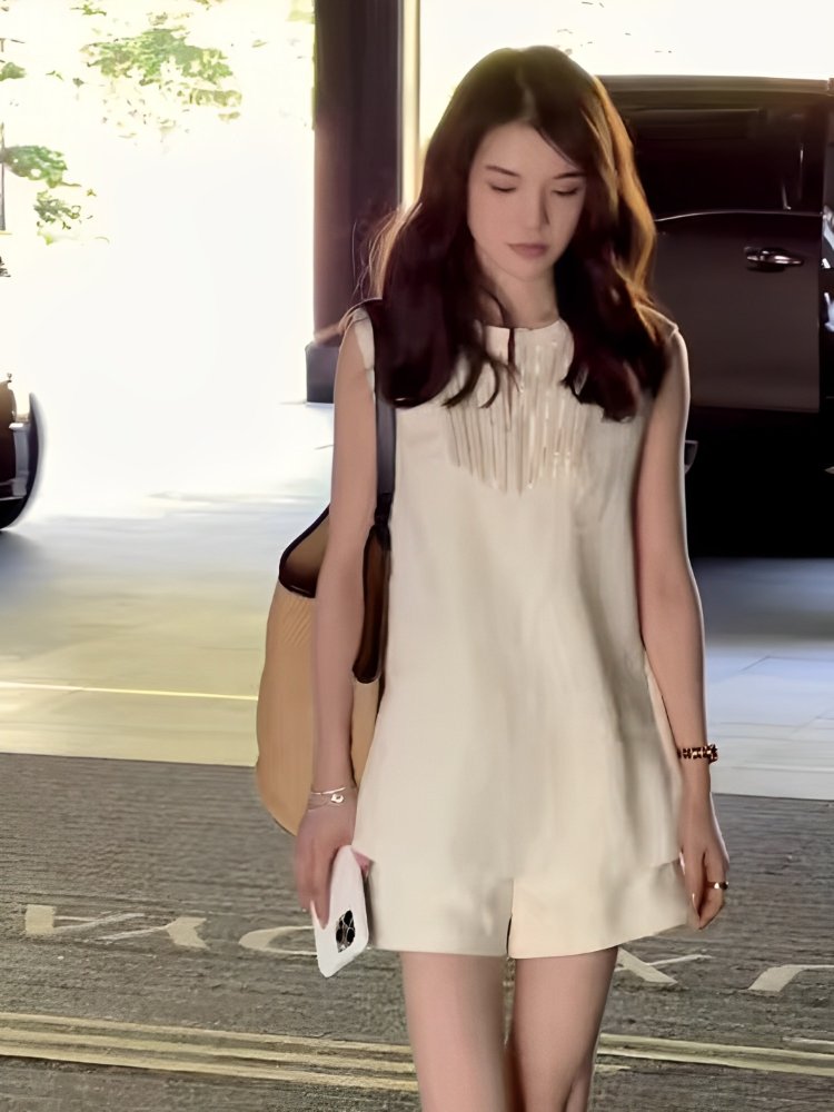 スタイリッシュな襟元が目を引く、カジュアル スーツ 。ショートパンツとノースリーブシャツなので春夏の暑い日でも快適に着用できます。ラウンドネックとセパレートデザインで、上品な印象を演出します。さらに、2way仕様で着こなしの幅も広がり、デー...