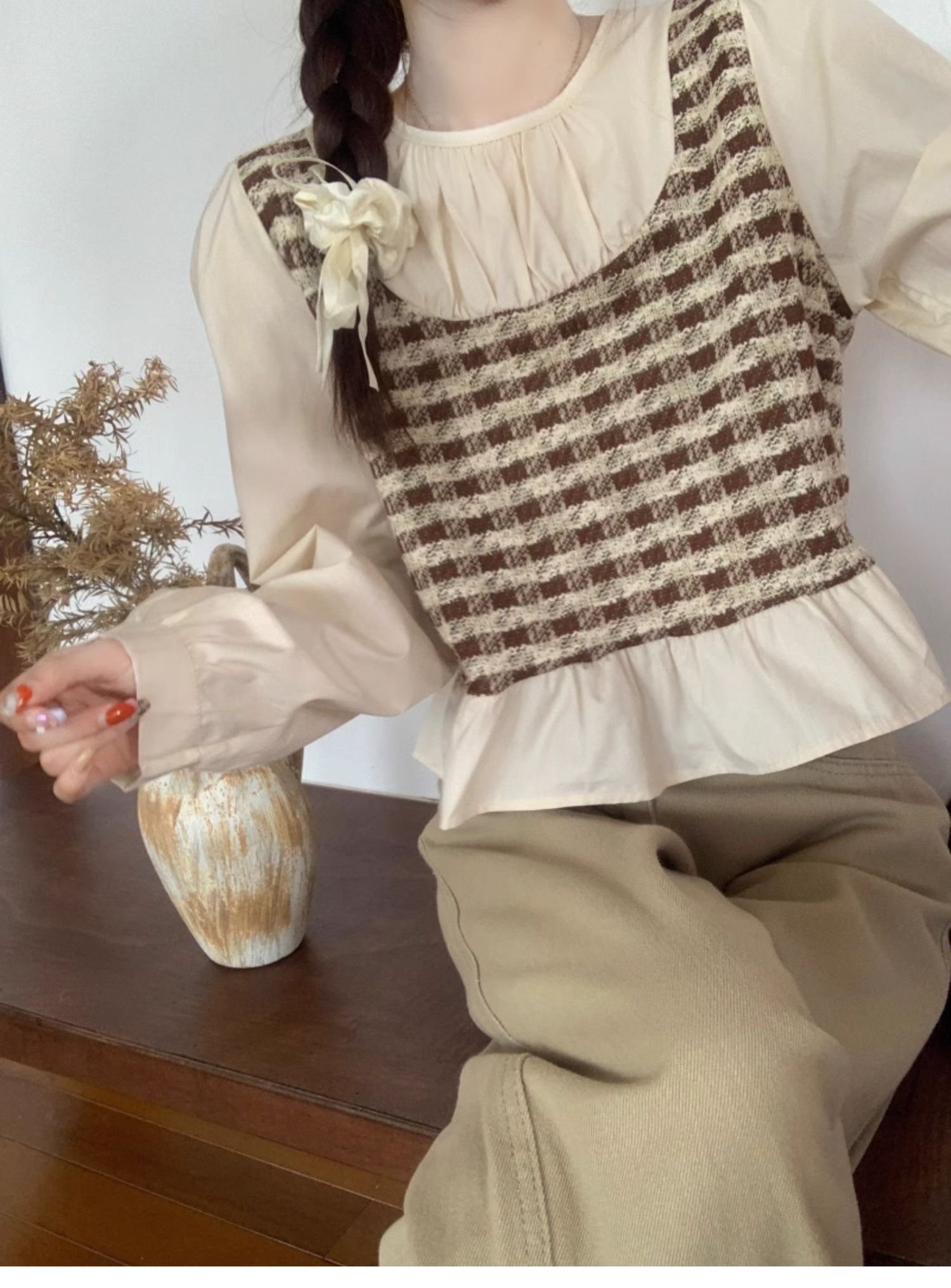 レイヤード風でフレアデザインがカワイイさを引き立てるアイテムです。プリーツタック、切り替えデザインが施されており、上品でおしゃれな印象を与えてくれます。チェック柄が秋らしい雰囲気を演出し、デートやお出かけにぴったりの一枚です。体型カバーにも...