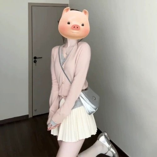この長袖Vネックセーターは、タイトなシルエットと薄手の素材で、春秋にぴったりのアイテムです。伸縮性に優れ、着心地も抜群。無地のデザインは大人可愛い上品さを演出し、デートやお出かけに最適です。重ね着やレイヤードスタイルにも活用できるピンクのセ...